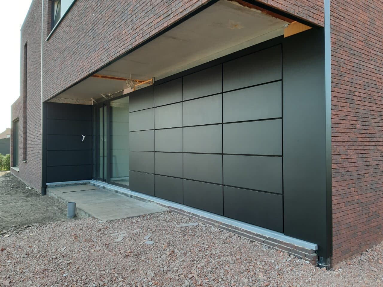 Realisaties Garagepoorten gevelbekleding - CMT Service BV
