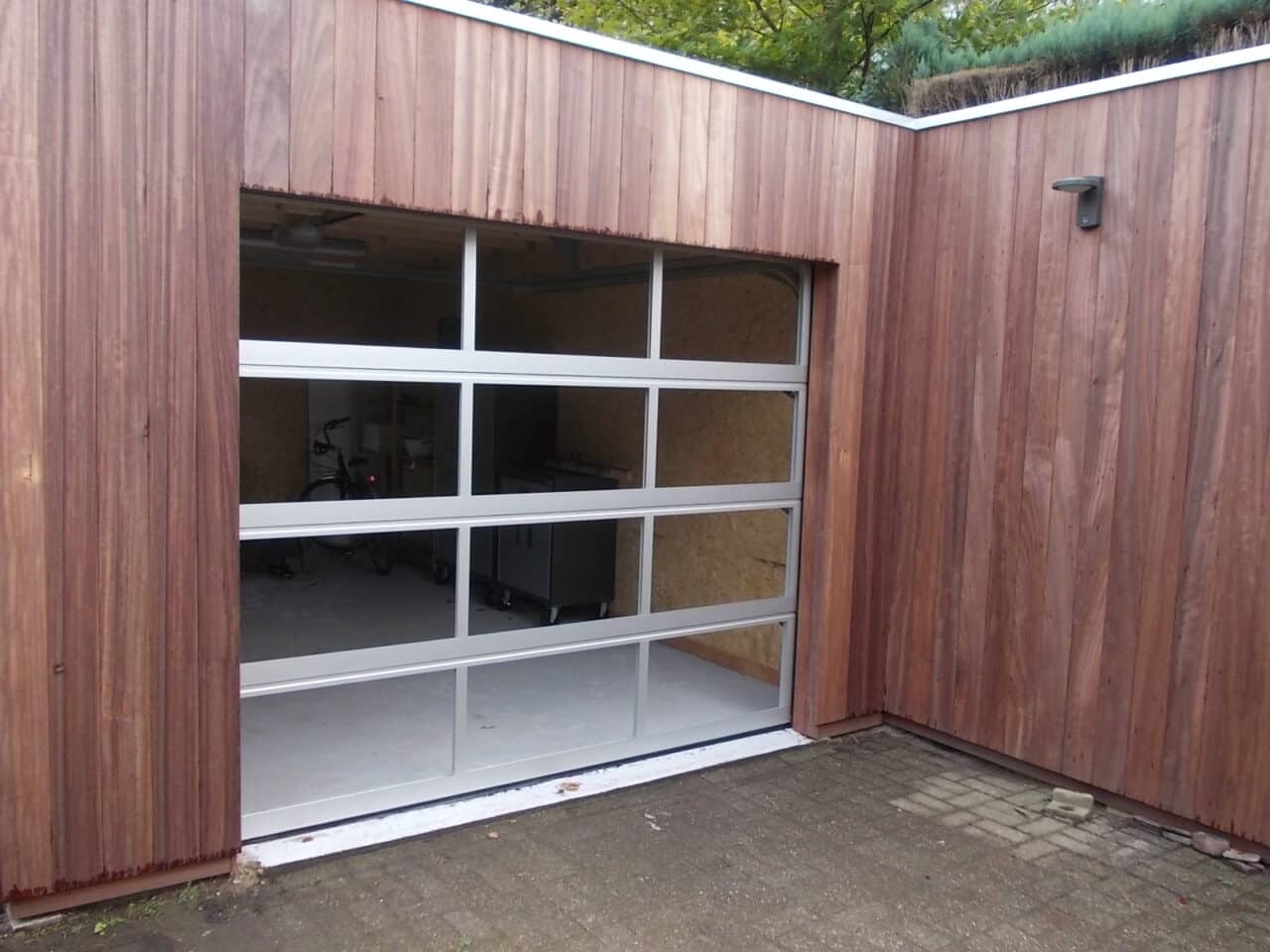 Realisaties Garagepoorten gevelbekleding - CMT Service BV